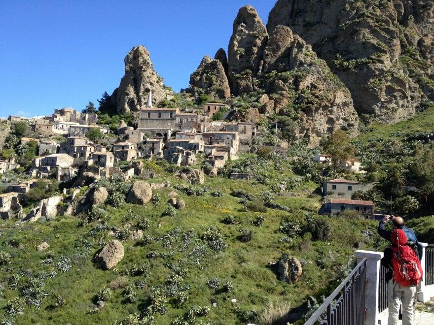 Pentedattilo: il borgo fantasma sull'Aspromonte che rivive con i ...