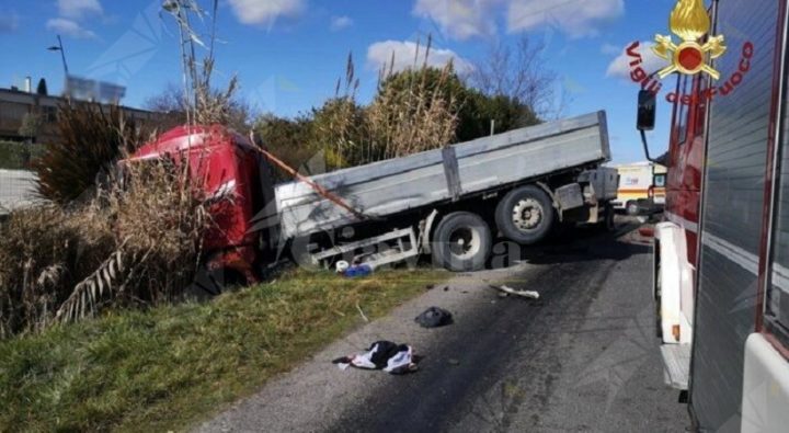 Scontro fra un tir e un autobus di linea, diversi feriti - Ciavula Scontro fra un tir e un autobus di linea, diversi feriti - Ciavula