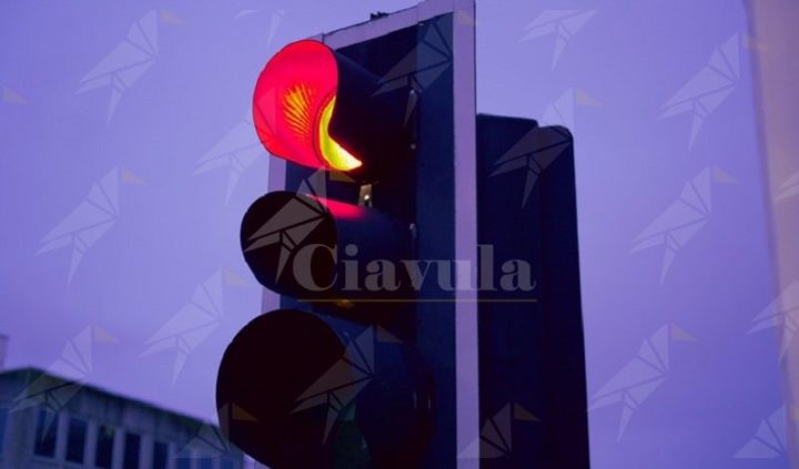 Passa col semaforo rosso, fermato dalla polizia si scopre che è ... Passa col semaforo rosso, fermato dalla polizia si scopre che è ...