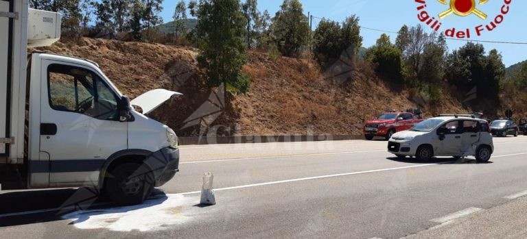 Violento incidente stradale tra un'auto ed un furgone. Un ferito è ... Violento incidente stradale tra un'auto ed un furgone. Un ferito è ...