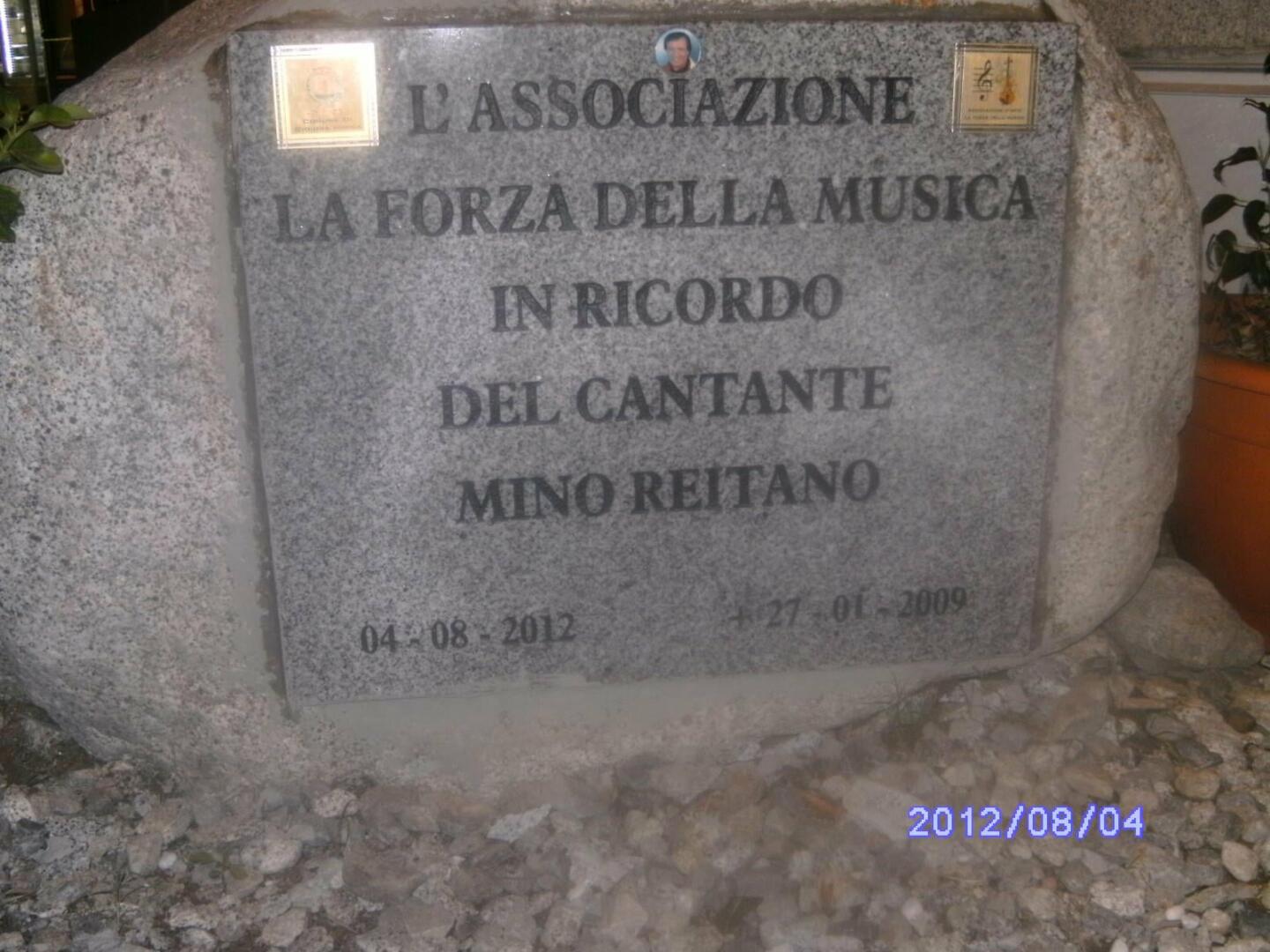 Rimosso il monumento a Mino Reitano: scoppia la polemica a Gioiosa. Il ...